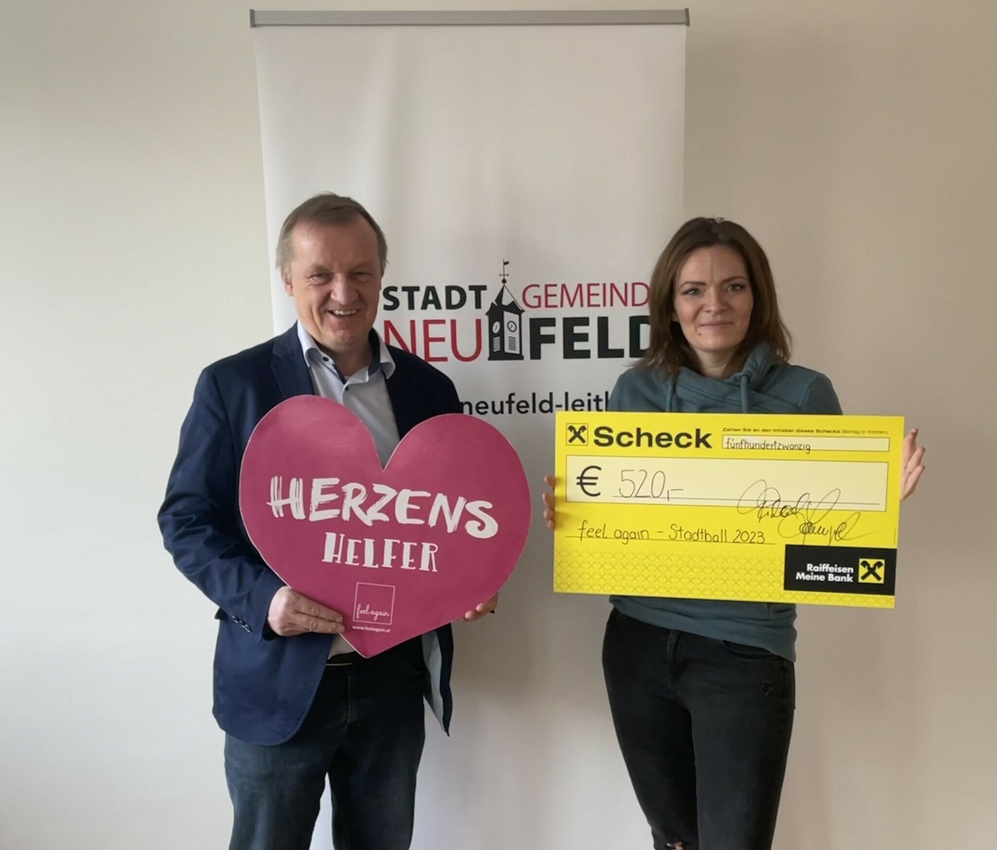 Stadtball Neufeld: 520 Euro an Spenden für die Initiative "feel again ...