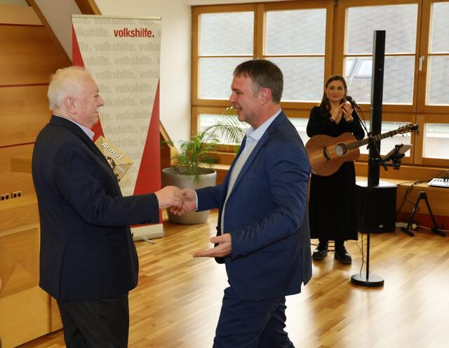 Auszeichnung: Andreas Babler erhält Preis für soziales Engagement - Baden