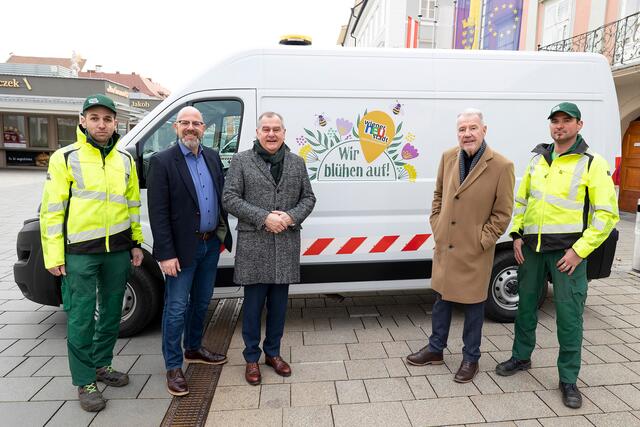 "Wir blühen auf": Neue Beklebung für Grünraum-Fahrzeuge - Wiener Neustadt