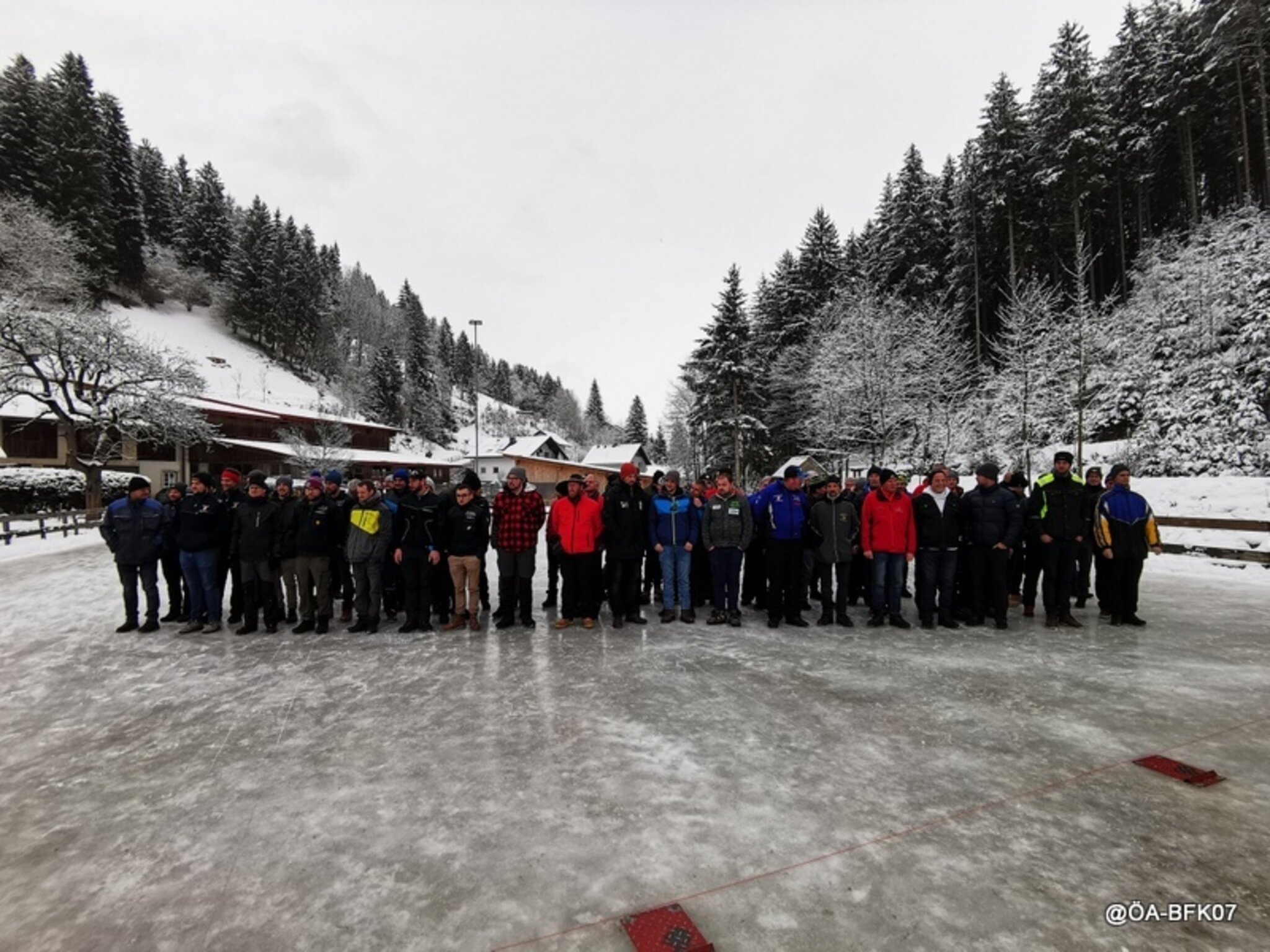 Kameraden trafen sich am Eis: Bezirkseisschießen der Feuerwehren ...