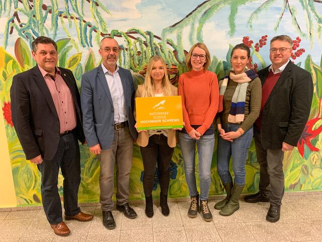 Schrems: Neues Schild macht Naturpark-Schule sichtbar - Gmünd