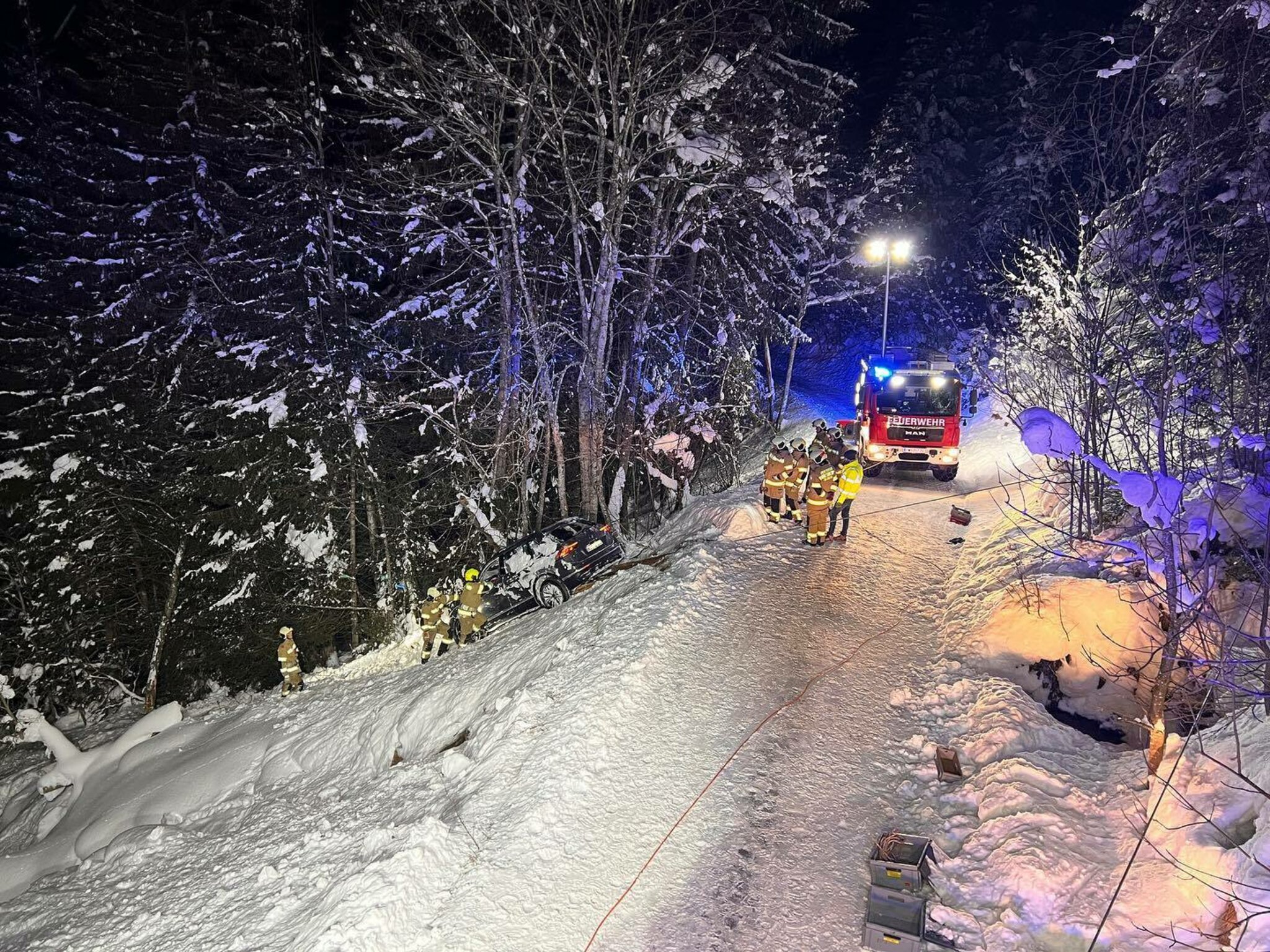 Pkw-Absturz im Ellmautaul: Großarler Feuerwehr rettet Urlauber - Pongau