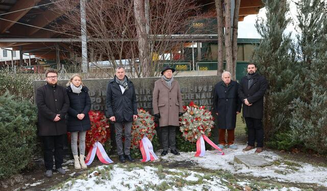 Erste gemeinsame Gedenkveranstaltung: Kranzniederlegung am Mahnmal ...