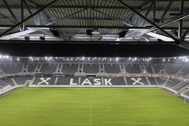 Bildergalerie: Rasen grünt, Einrichtung der Innenbereiche, Stühle ...