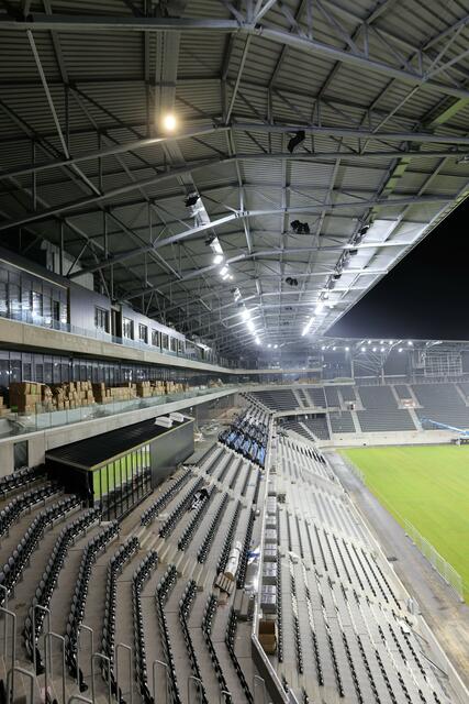 Bildergalerie: Rasen grünt, Einrichtung der Innenbereiche, Stühle ...