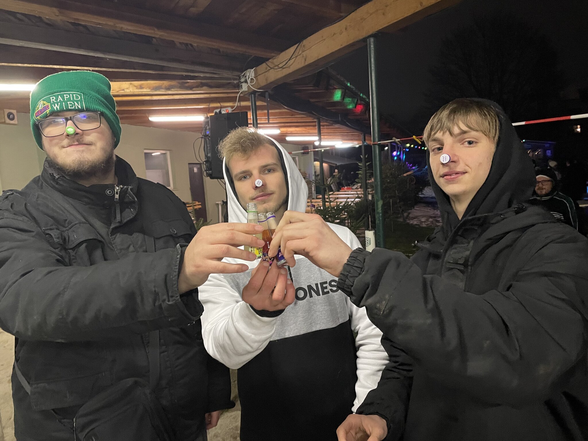 Fußballer feiern: Die besten Ballermann-Hits beim Apres Ski Zwölfaxing ...