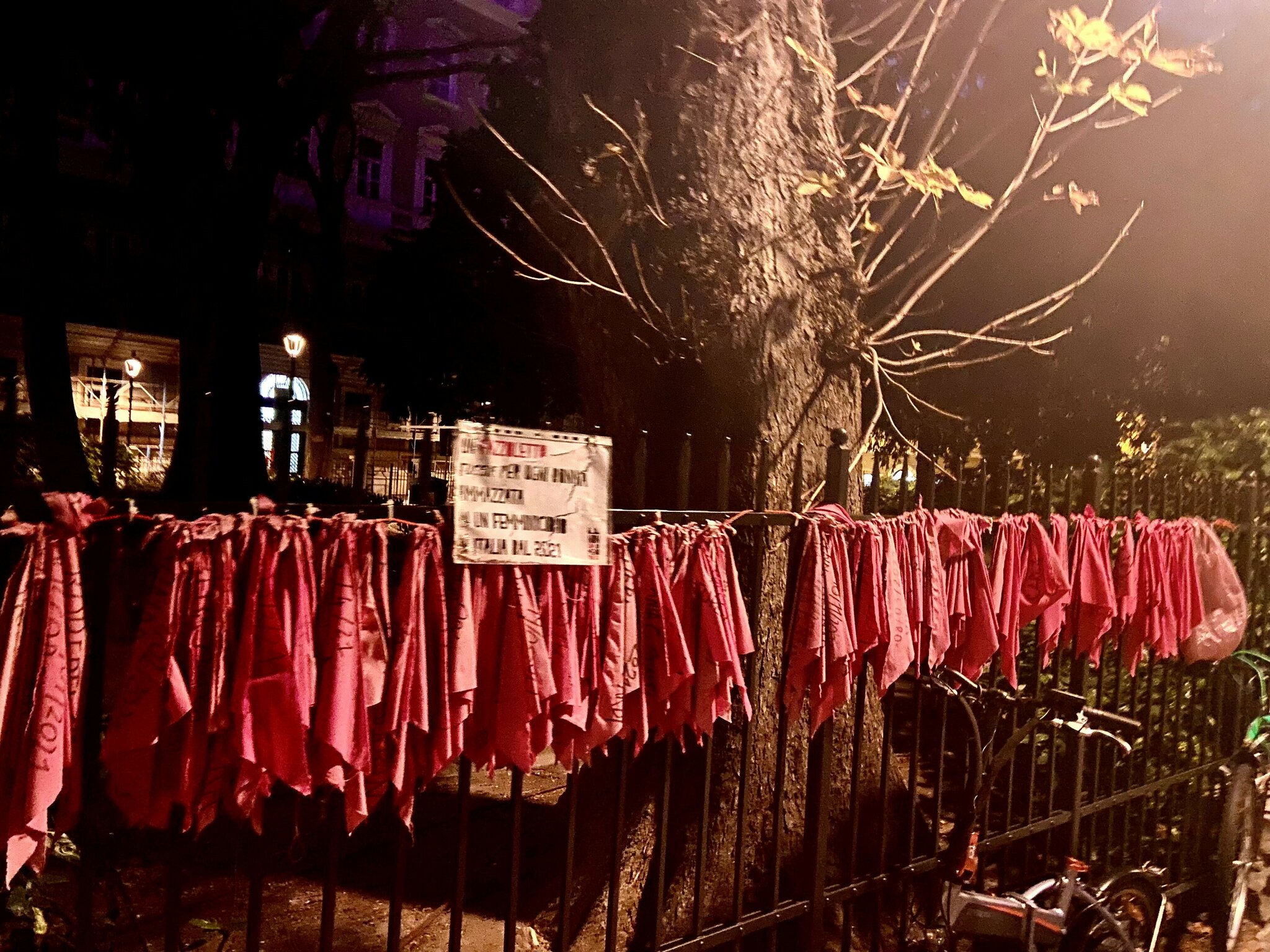 Femizide: Ein rotes Tuch - Leibnitz