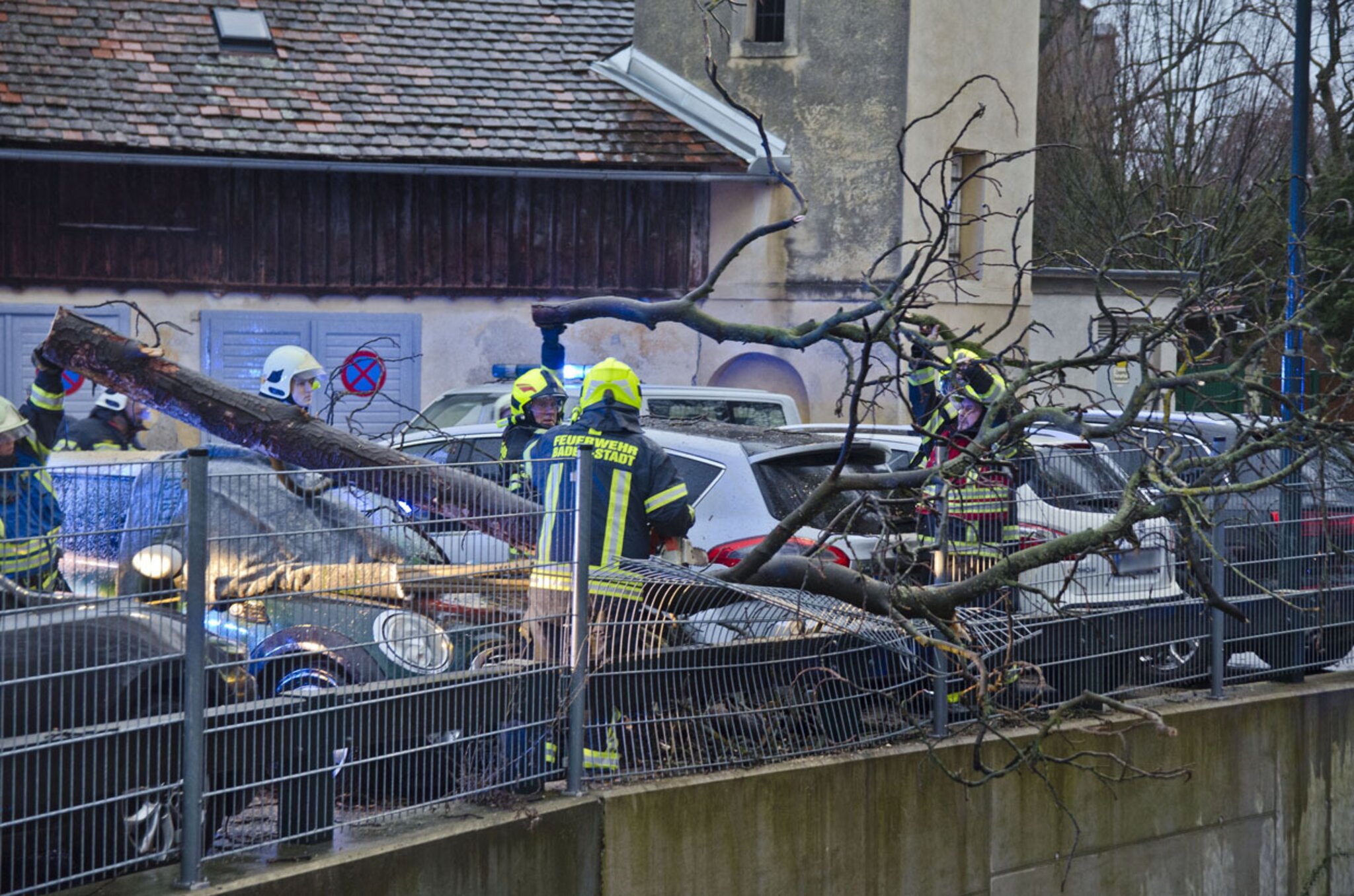 Sturmtief Pit: Balkonbrand und Sturm brachte Baum und Ast zum Sturz - Baden