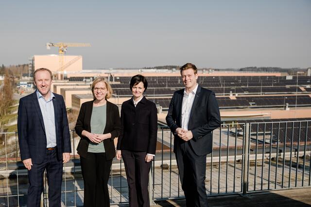 Vorreiter Grüne Energie: Klimaschutzministerin zu Besuch bei Fronius ...