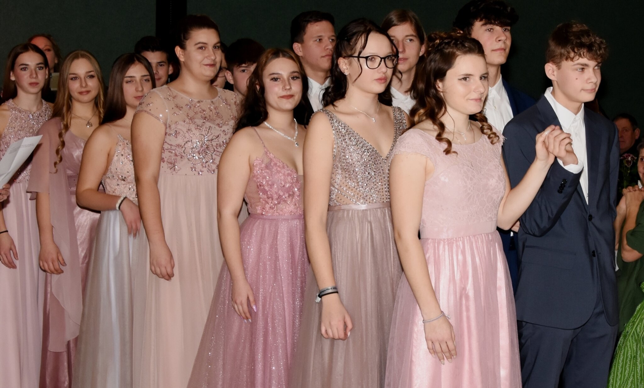 Ein zauberhafter Ball mit charmanter Musik: Mit vollem Einsatz veranstalteten die SchülerInnen ...