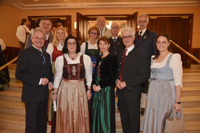 Tradition: Volkstanz, Dirndln und Trachten sind Garant für gute ...