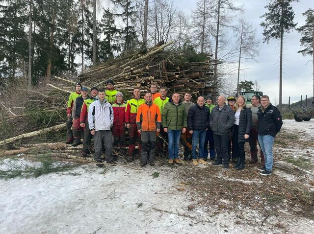 "Tat.Ort Jugend": Landjugend Krumbach durchforstet Gemeindewald ...