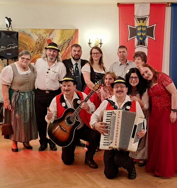 Veranstaltung ÖKB Ball: Die Schlosskogler spielten am Ball auf - Pielachtal