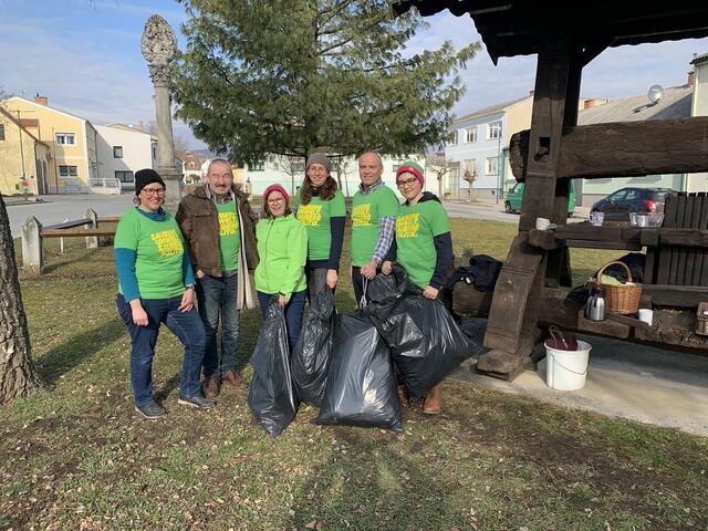 Zigaretten, Plastik und mehr: Aufräumaktion der GRÜNEN in Winden am See ...