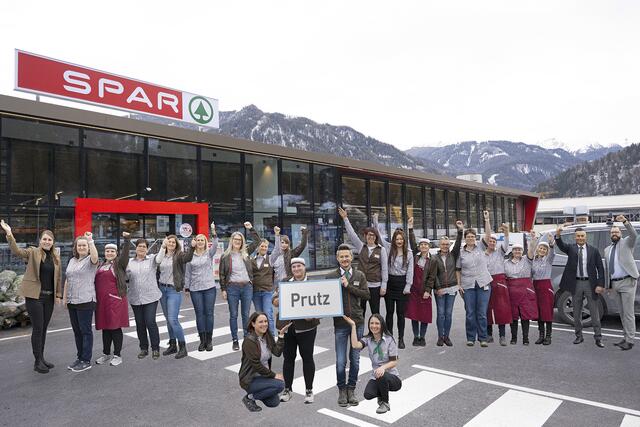 Rotes Kreuz Landeck: SPAR-Supermarkt in Prutz spendet Lebensmittel an ...