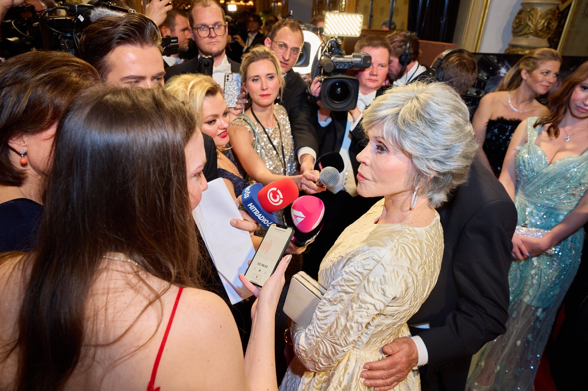 Hollywood in Wien: Kein Skandal aber viel Gelächter am Opernball 2023 ...