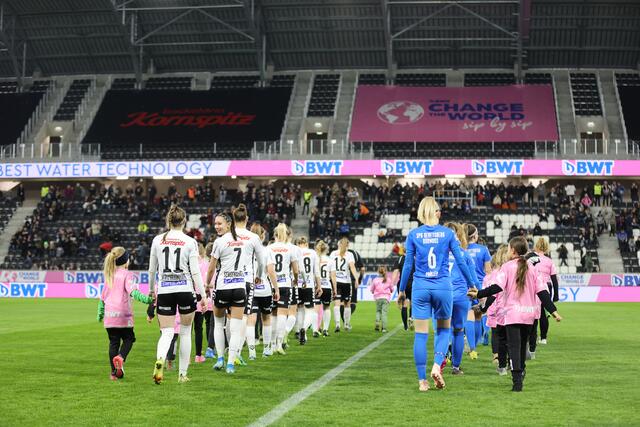 Raiffeisen Arena: LASK eröffnet mit Rekord die neue Raiffeisen Arena ...