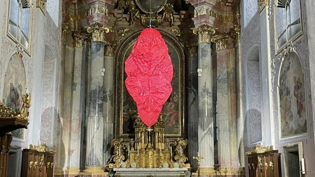 "Kunst im Dom 2023": Feuerrote Lackzunge hängt im Klagenfurter Dom ...