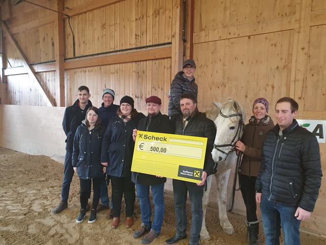 Landjugend Heinrichs: 500 Euro Spende für Hippotherapie - Gmünd