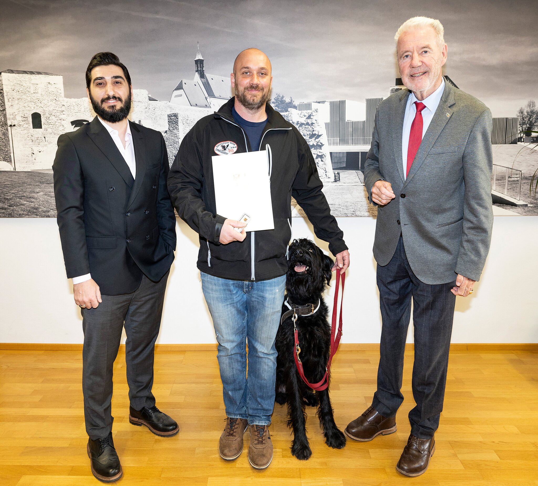 Ein Dank für Einsatz im Erdbebengebiet: Stadtwappennadel für Jörg ...