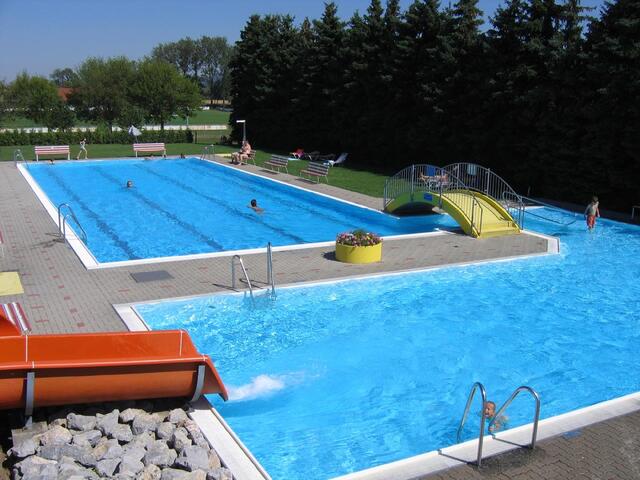 Erlebnisbad im Sommer: Prellenkirchen bietet erstmals Schwimmkurs ...
