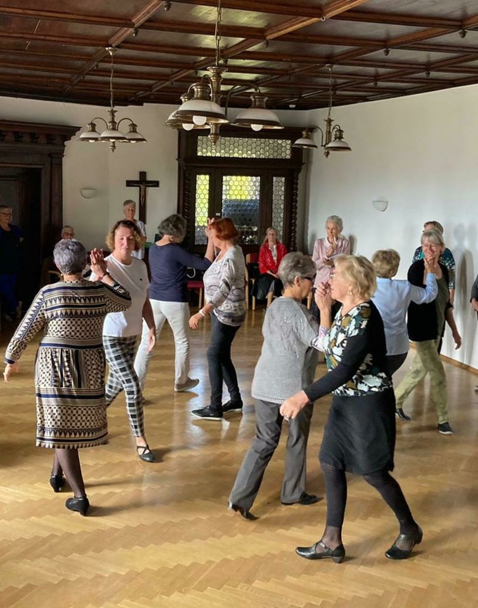 Seniorentanz: "Tanzen ab der Lebensmitte" - Ein wirksames ...