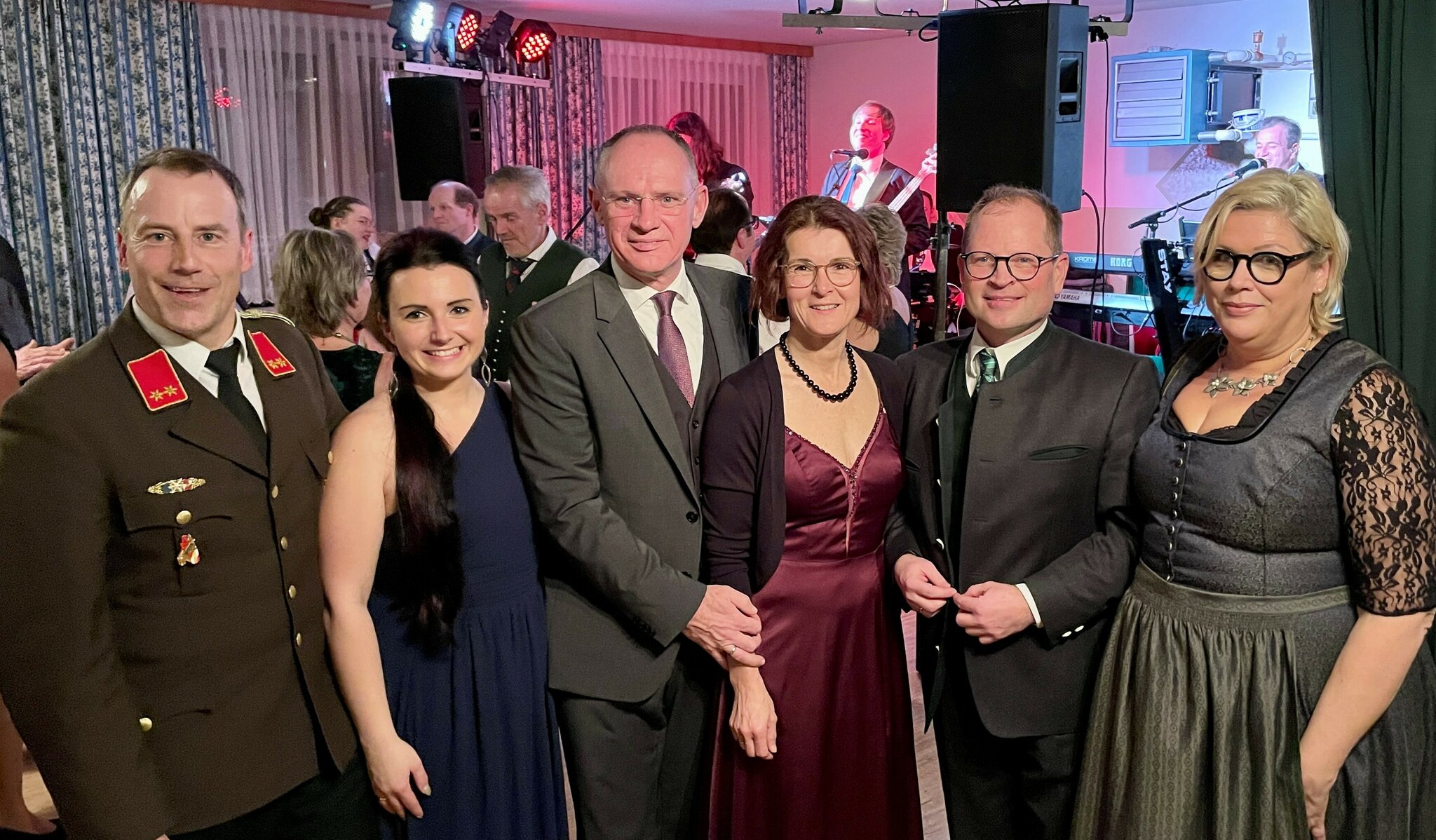 Back to the Roots: Innenminister Gerhard Karner am FF Ball St. Gotthard ...