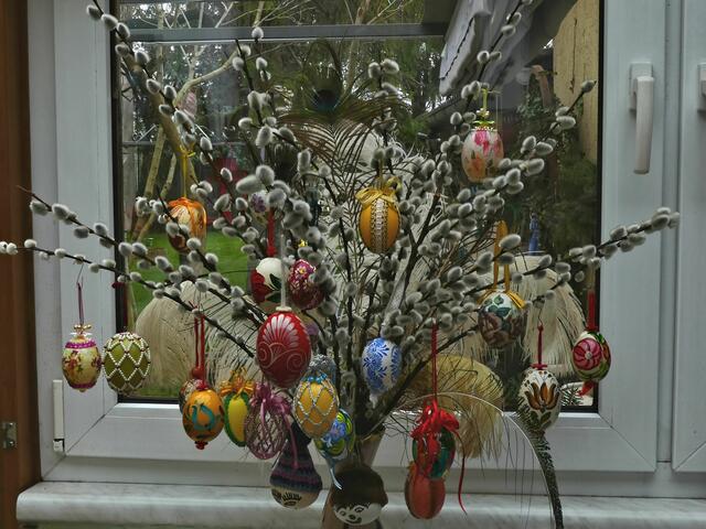 Ostern in Sichtweite: Ein schönes Gesteck und ein Osterbaum. - Simmering