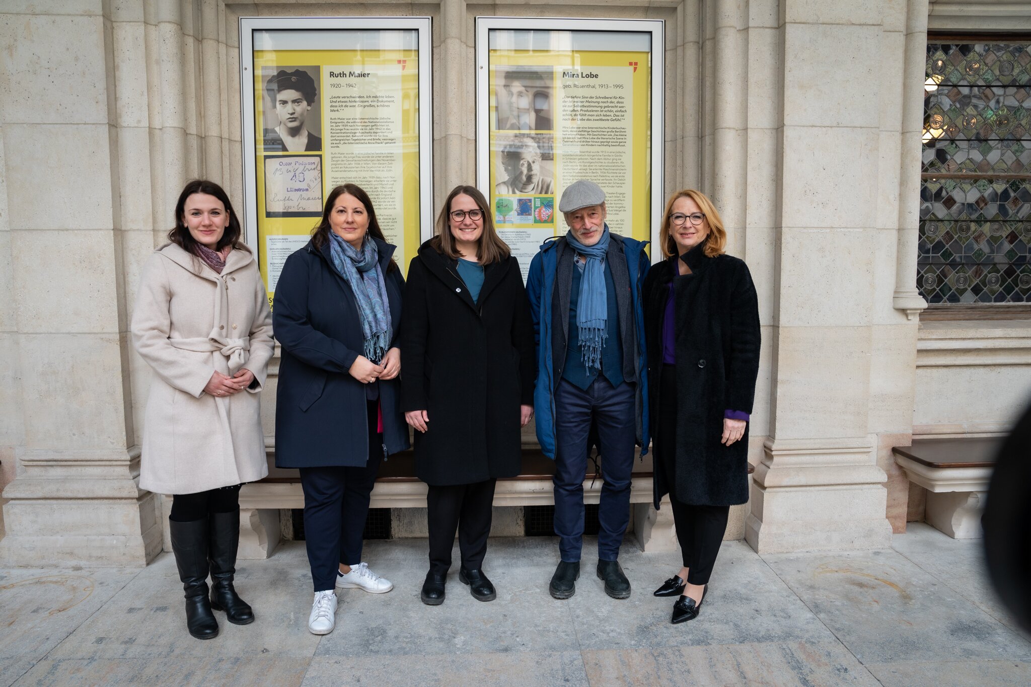 Frauentag Wien: Tafeln für Ruth Maier und Mira Lobe im Rathaus enthüllt ...