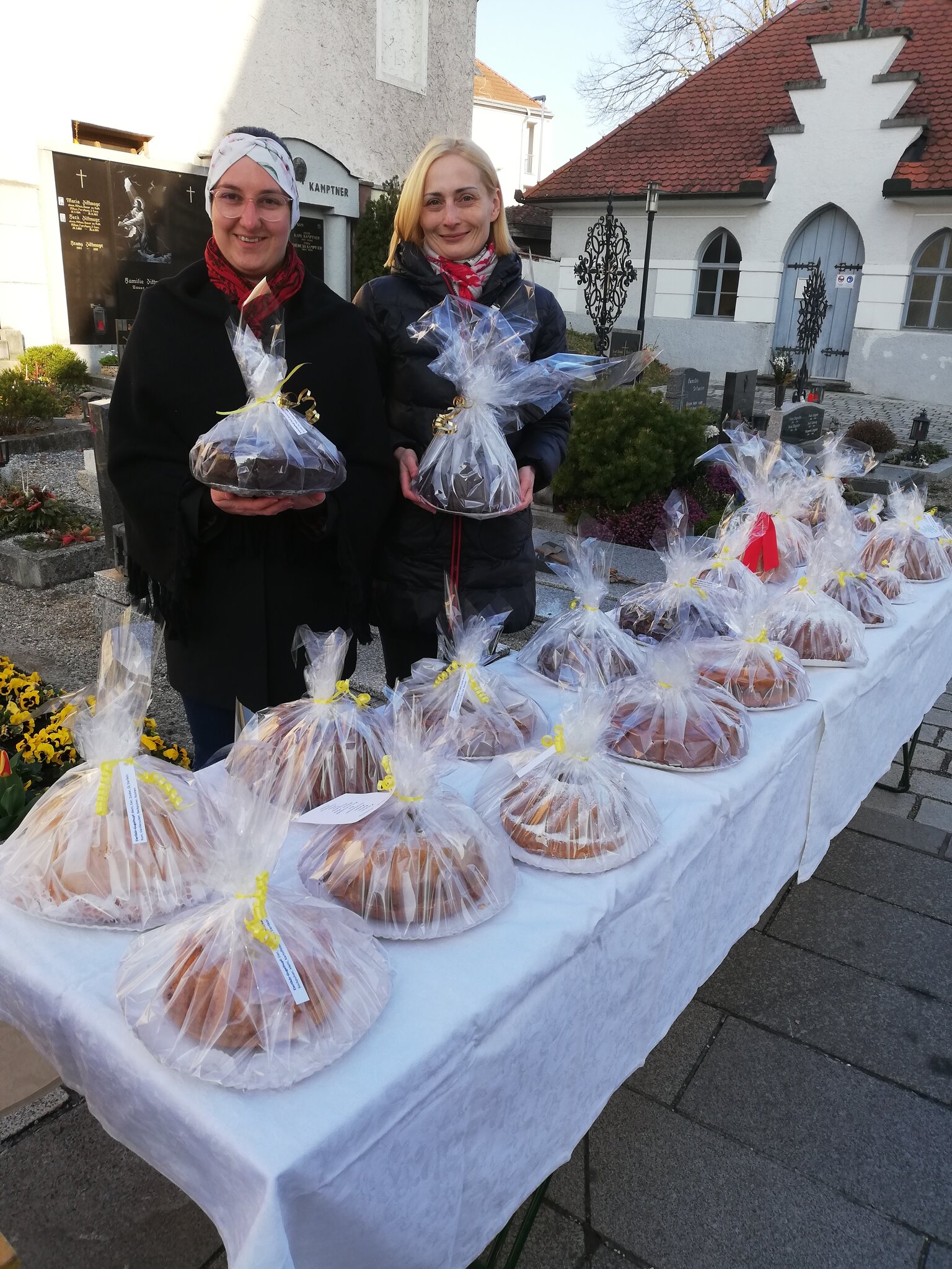 Guglhupfsonntag: Kronstorfer Goldhauben backen für guten den Zweck - Enns