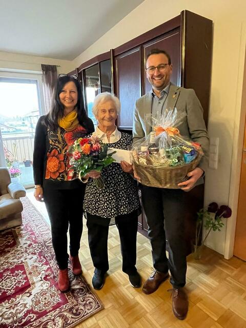 Happy Birthday: Frau aus St. Barbara mit 100 Jahren immer noch in ...