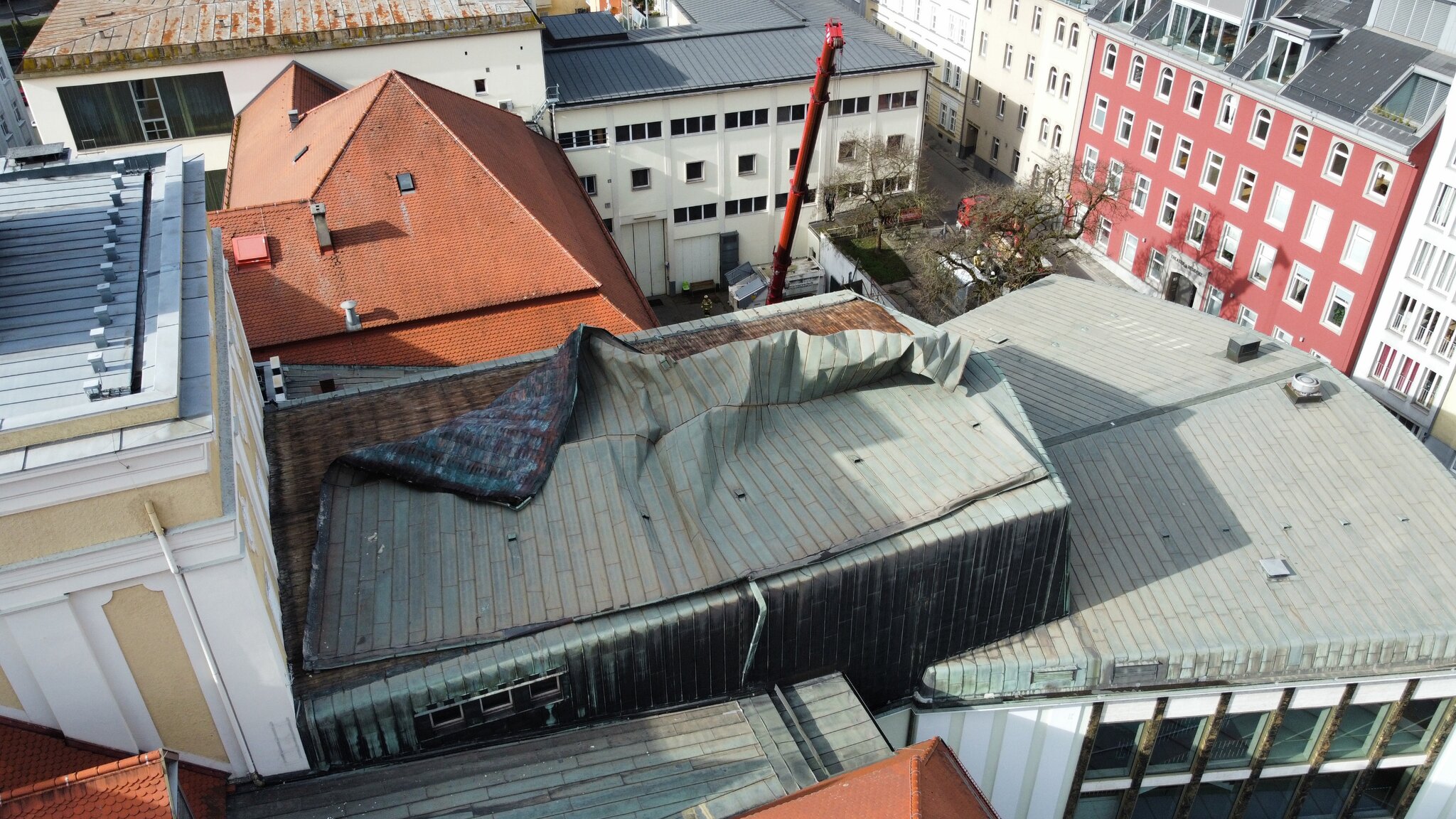 "Zerknüllt wie Stanniolpapier": Dach des Landestheaters in Linz vom ...