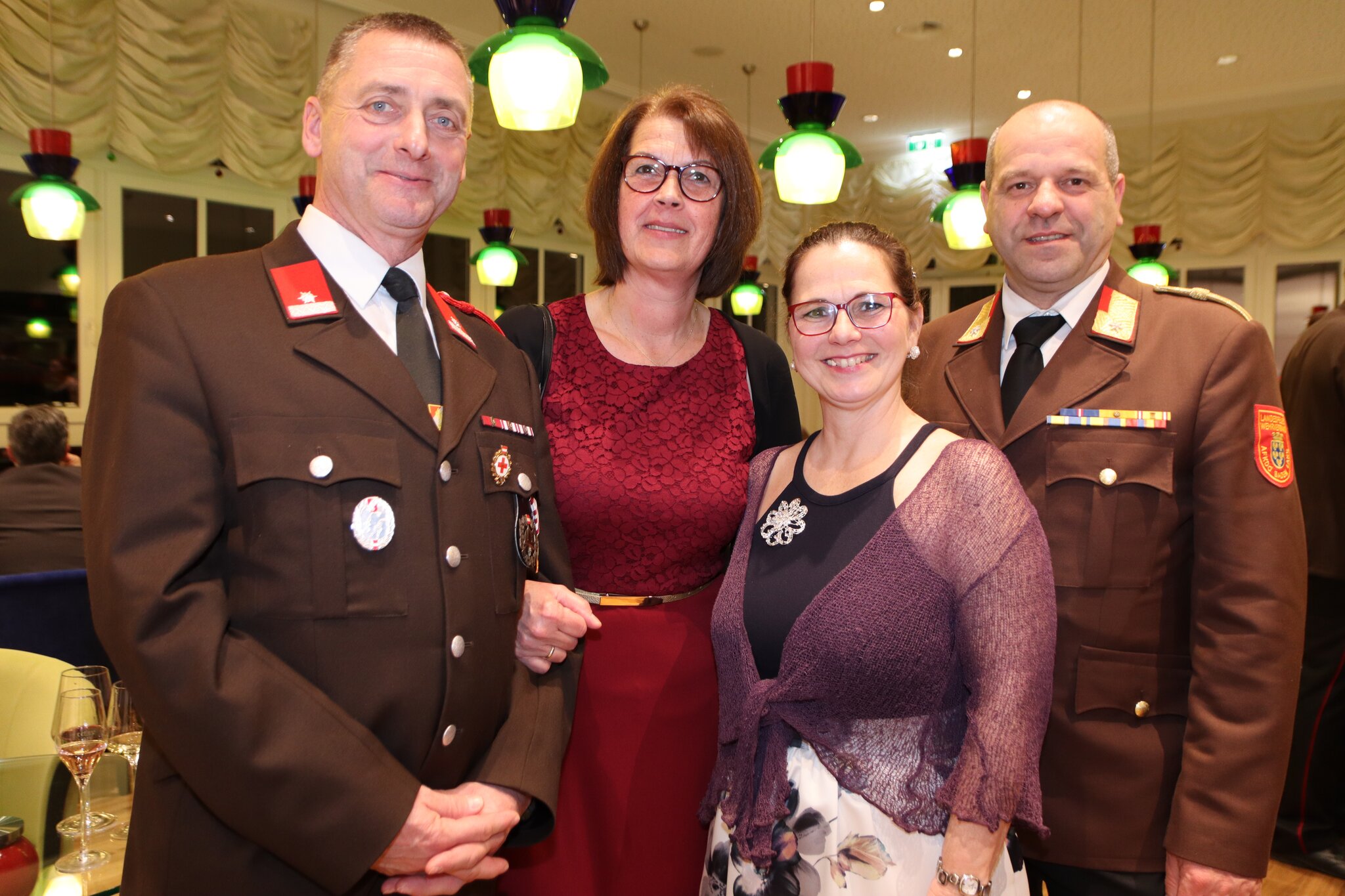 Leute: Fesche Männer in Uniform und hübsche Mädchen in Roben beim FF ...
