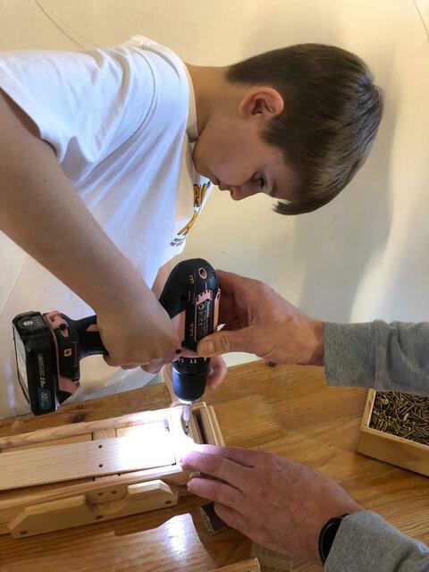 Deutsch Schützen: Kinder bauten ihre eigenen Ratschen im Komm'Zentrum ...