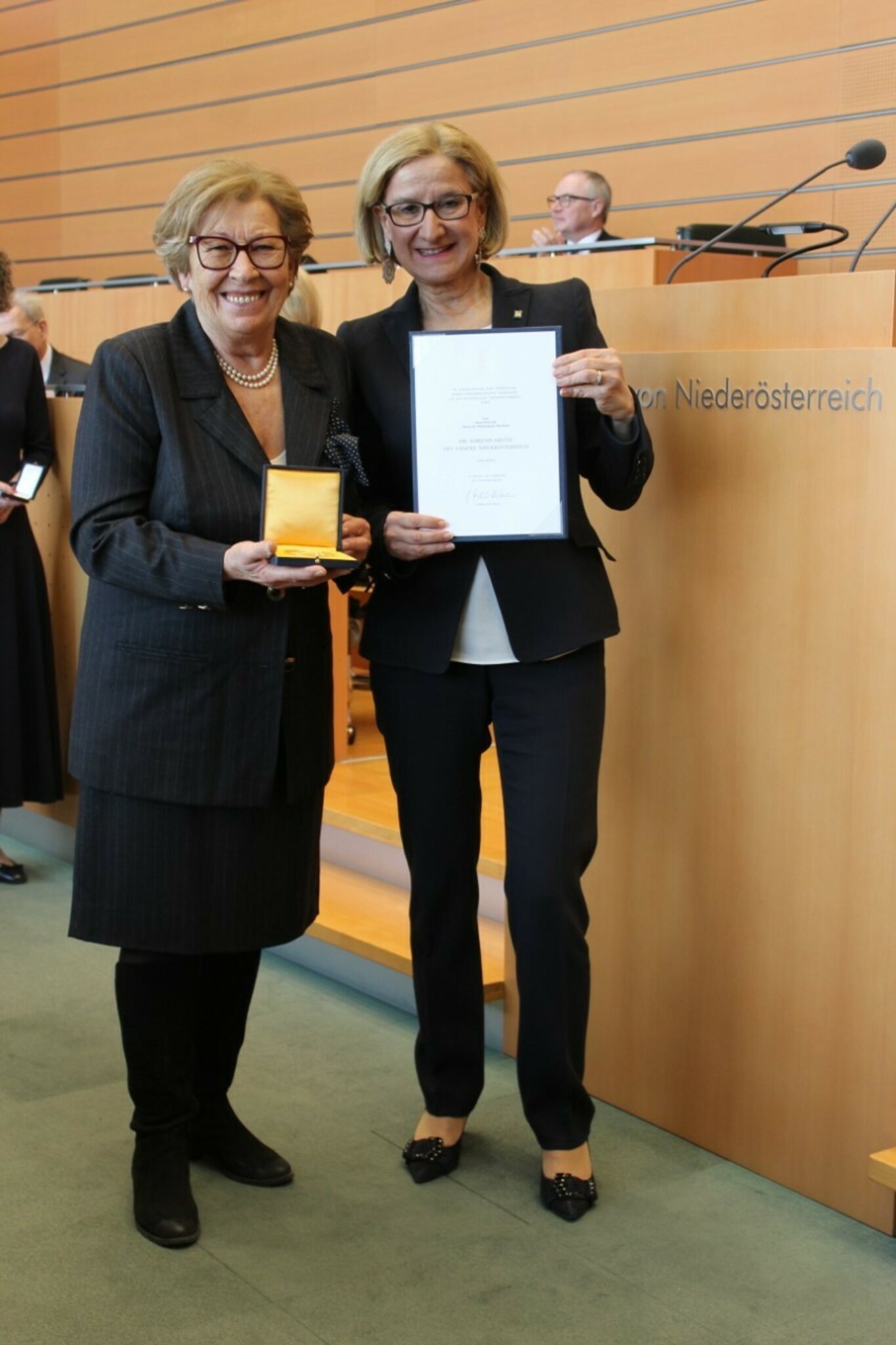 Obfrau der Philharmonie Marchfeld bei Mikl-Leitner: Ehrenplakette für ...