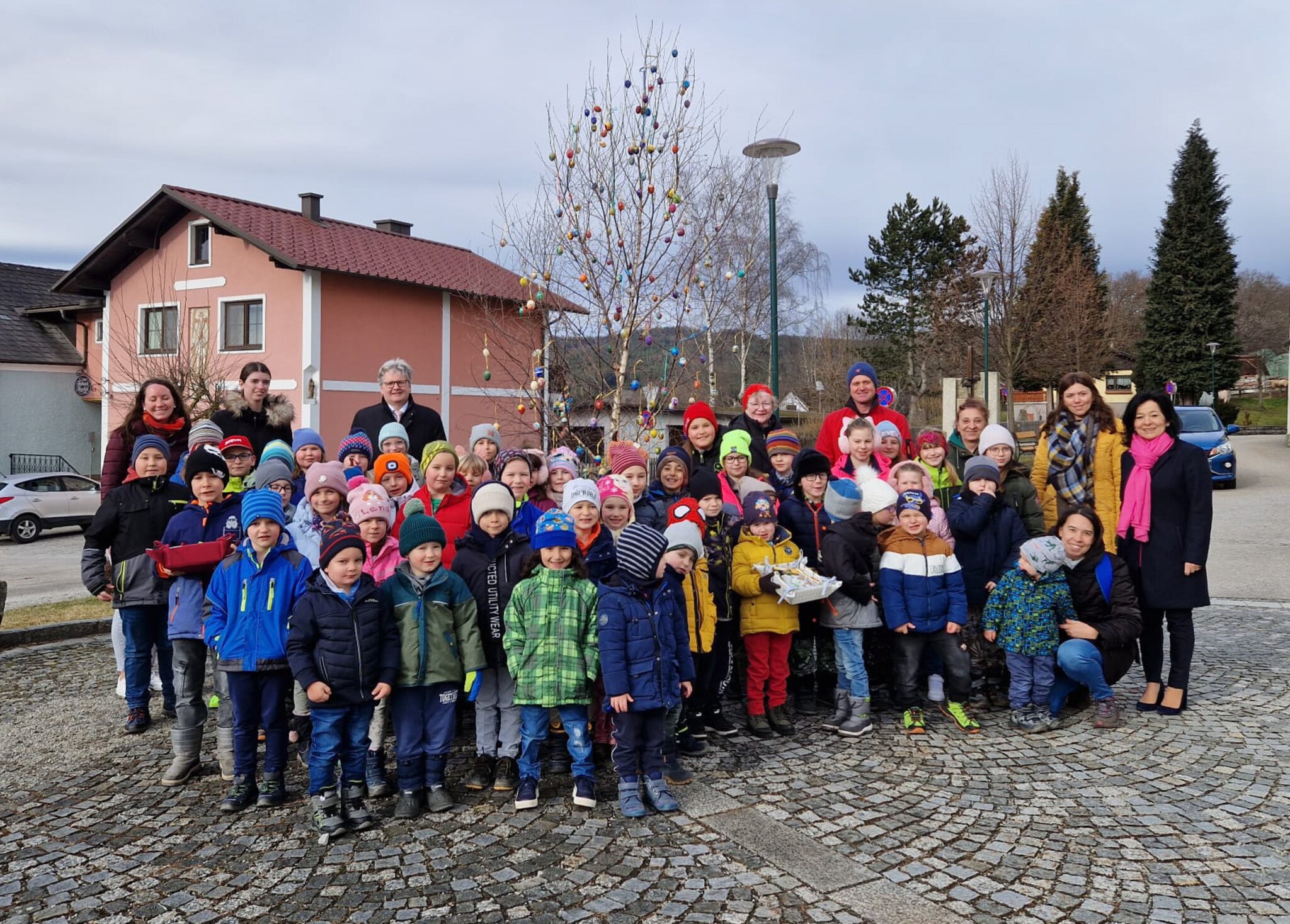 Moorbad Harbach: Tradition: Kinder schmücken bunten Osterbaum - Gmünd