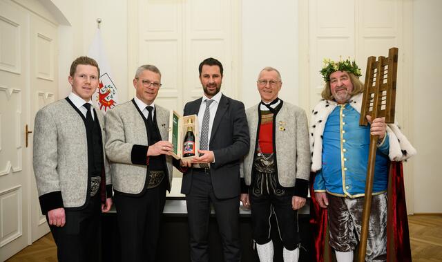 Leute: Bierkönig Gambrinus überbringt Einladung zum Gauder Fest - Schwaz