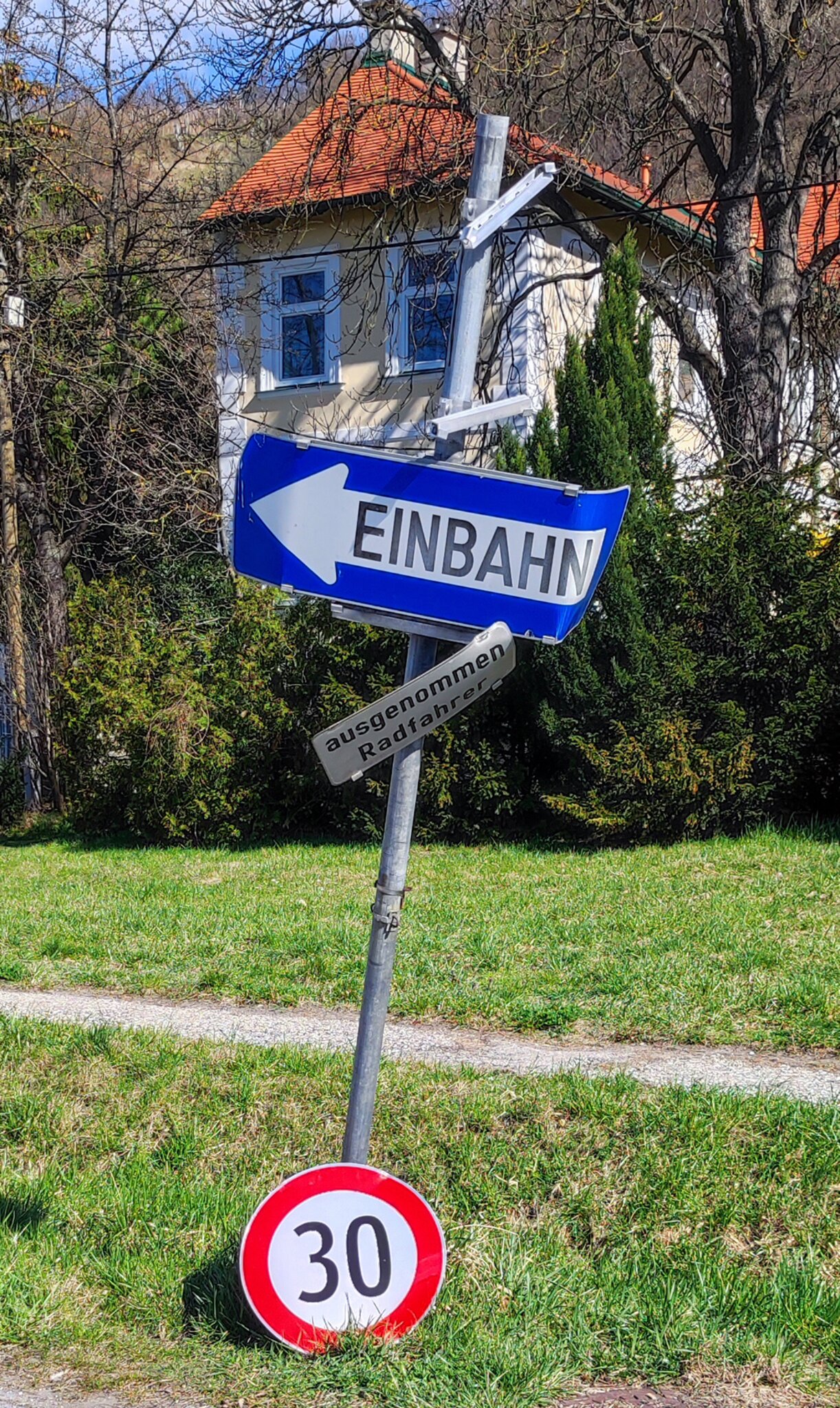 Kollision mit Verkehrsschild: Neues Verkehrschild in der Bundesstraße ...