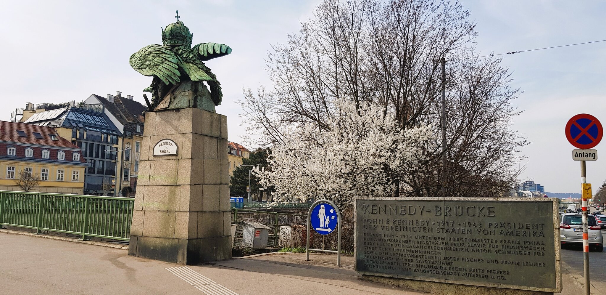 Stilvolles Wien: Blick von der Kennedybrücke in Wien Hietzing und ...