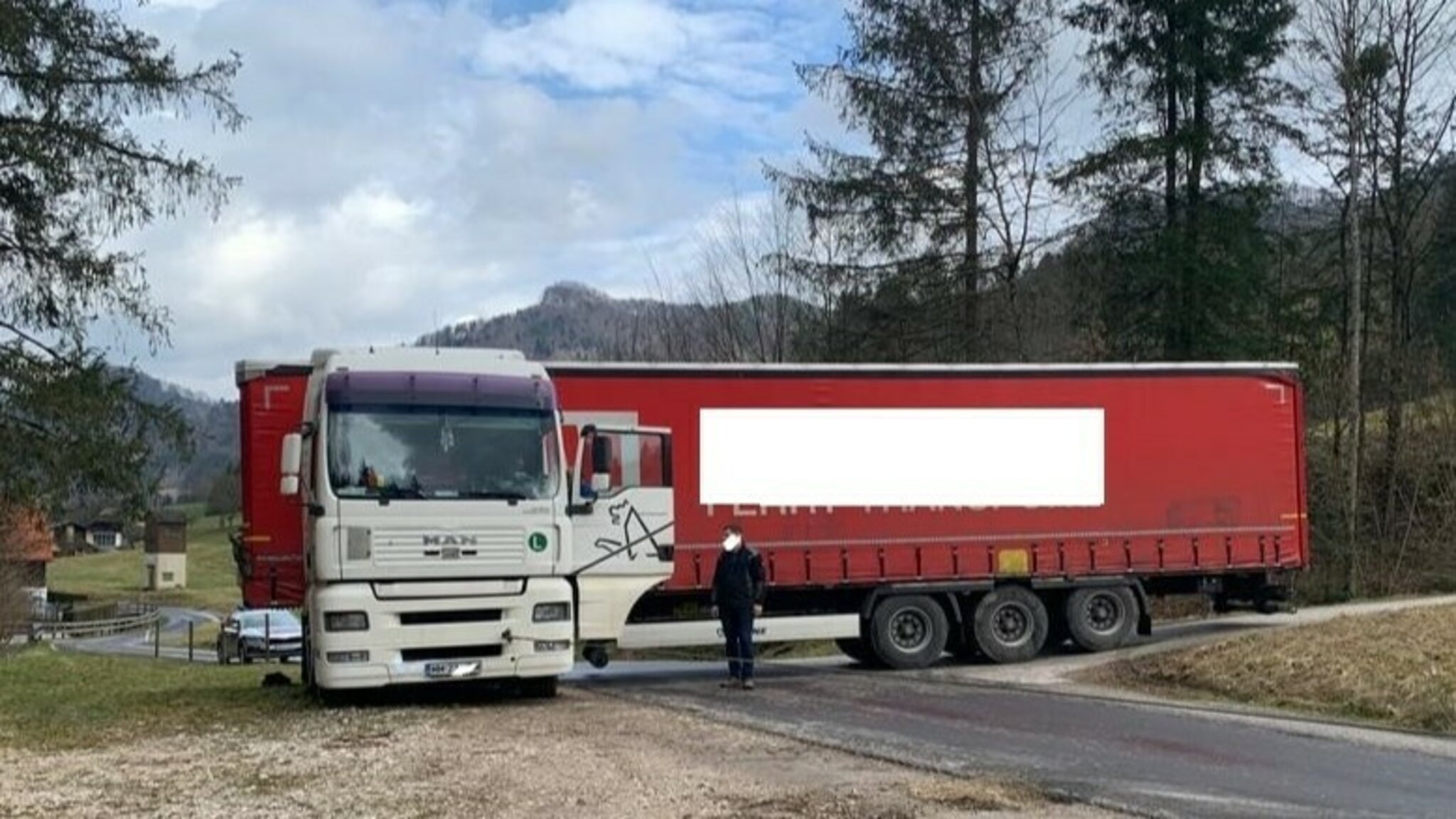 Feuerwehr im Einsatz: LKW aus misslicher Lage befreit - Steyr & Steyr Land
