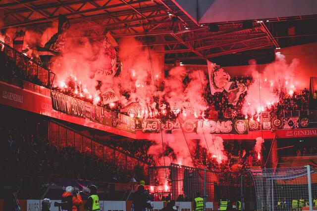 Stellungnahme zum Derby: Rapid will Pyro-Deppen vom Verein ausschließen ...