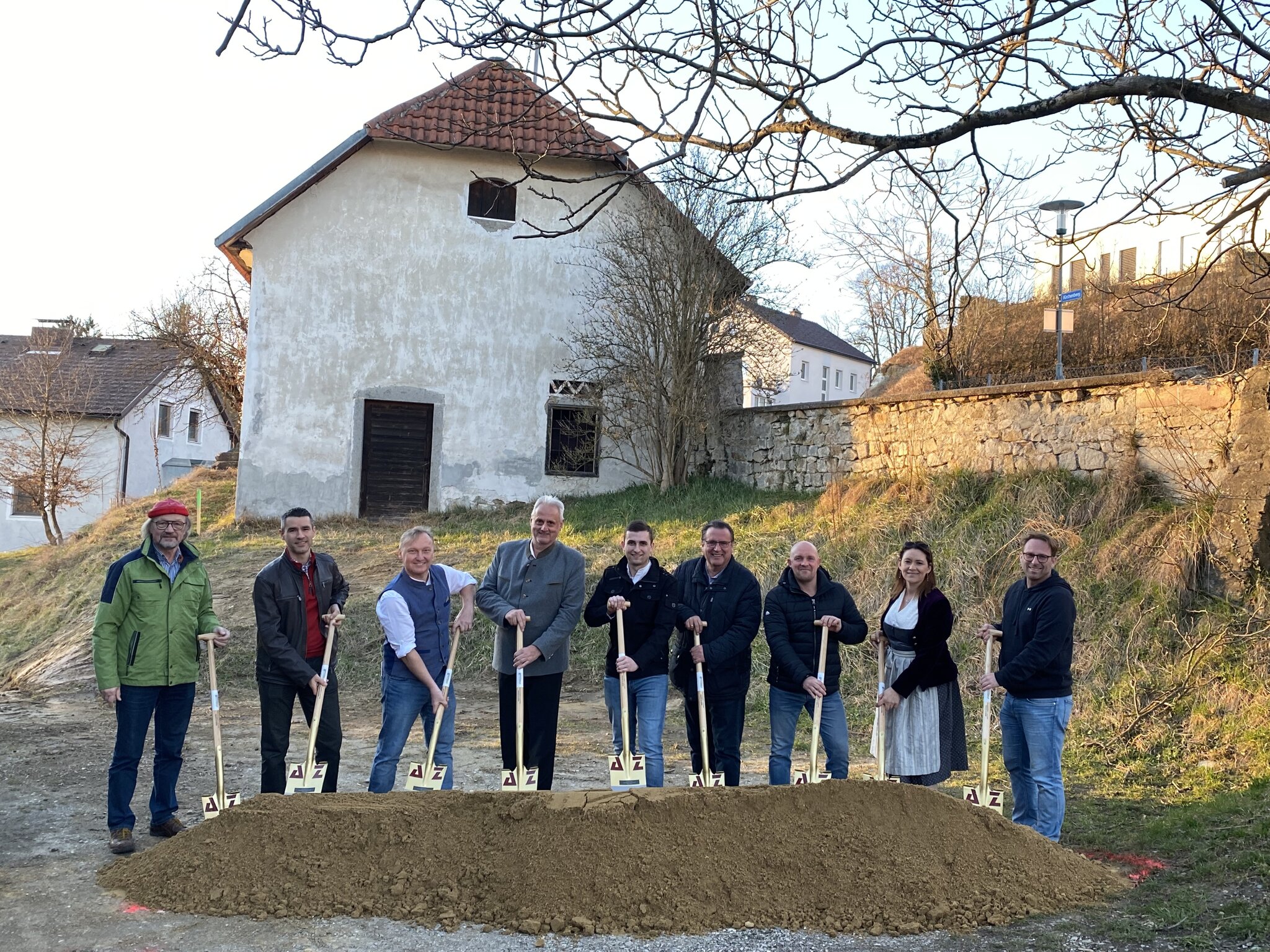 Spatenstich für den neuen Gehsteig am Kirchenberg: Die Marktgemeinde ...