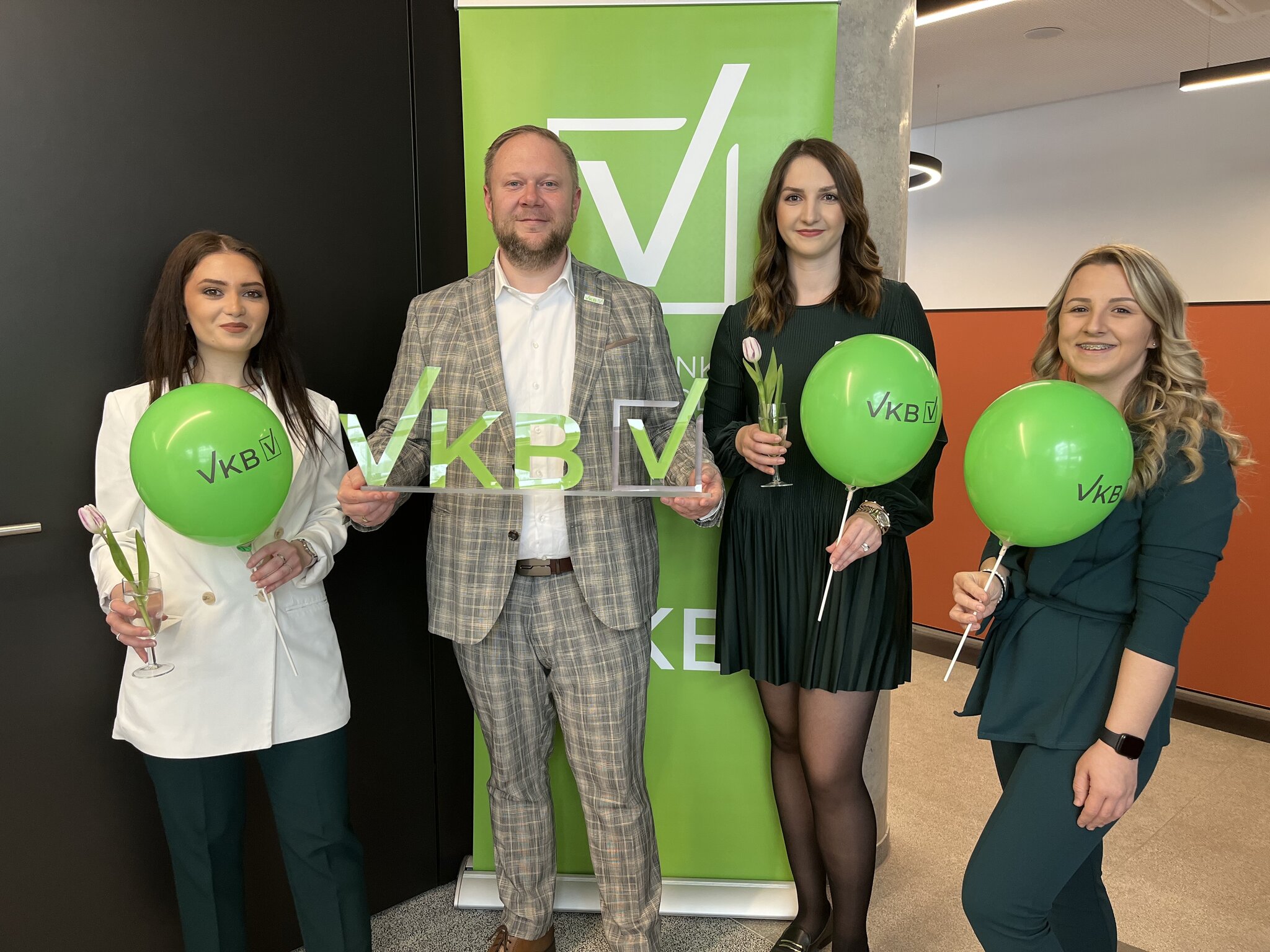 Jubiläum mit Designwechsel: VKB Filiale Wels präsentiert neuen Look ...