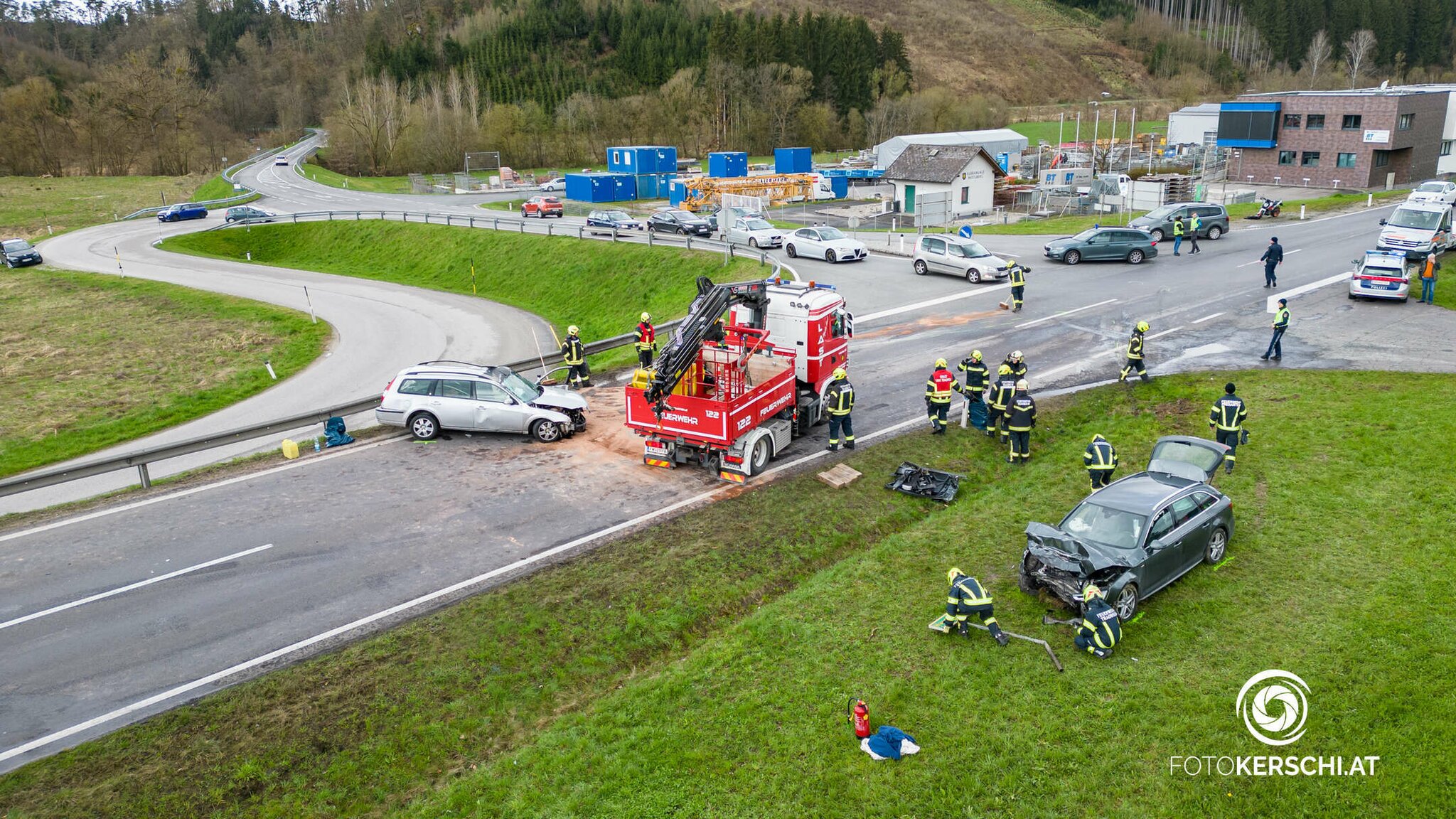 Zwischen Pregarten und Tragwein: Schwerer Kreuzungsunfall auf B124 mit vier Verletzten - Freistadt