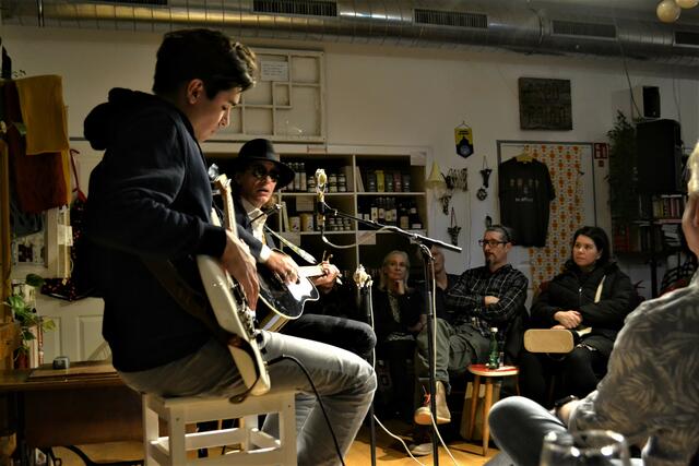 Container Concert im Freuraum: Ernst Molden und Sohn zu Besuch in ...