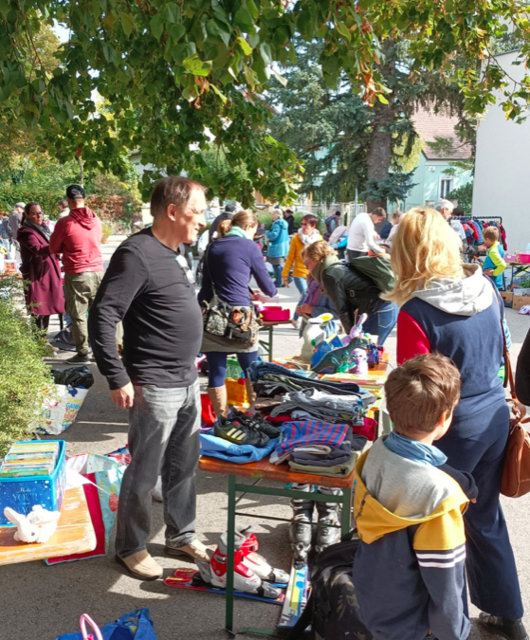 Schatzsuche am Kirchenplatz: Outdoor Kindersachen-Flohmarkt in Baden ...