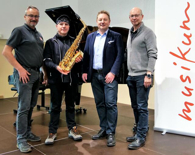 Unternehmen Wasserbacher und Musikum Hallein: Saxophon-Spende für ...