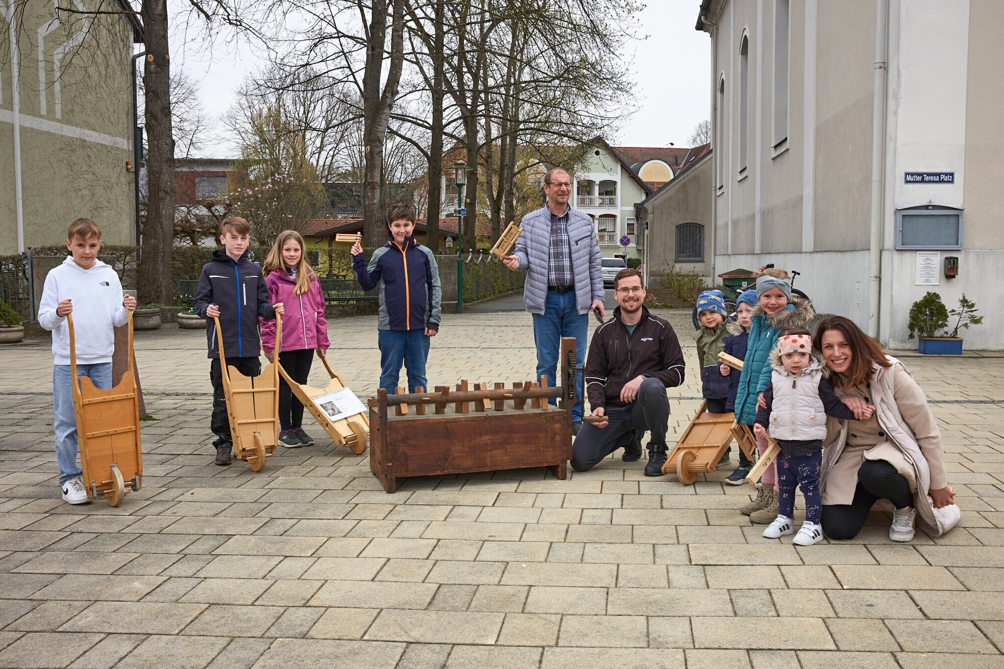 Ratschenkinder ziehen durch Jennersdorf: Traditionelles Ratschen am ...