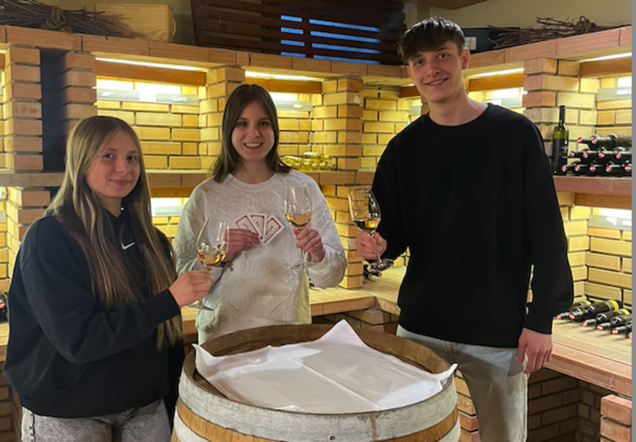 25. April: Winzer und HLW-Schüler laden zur Weinverkostung auf ...