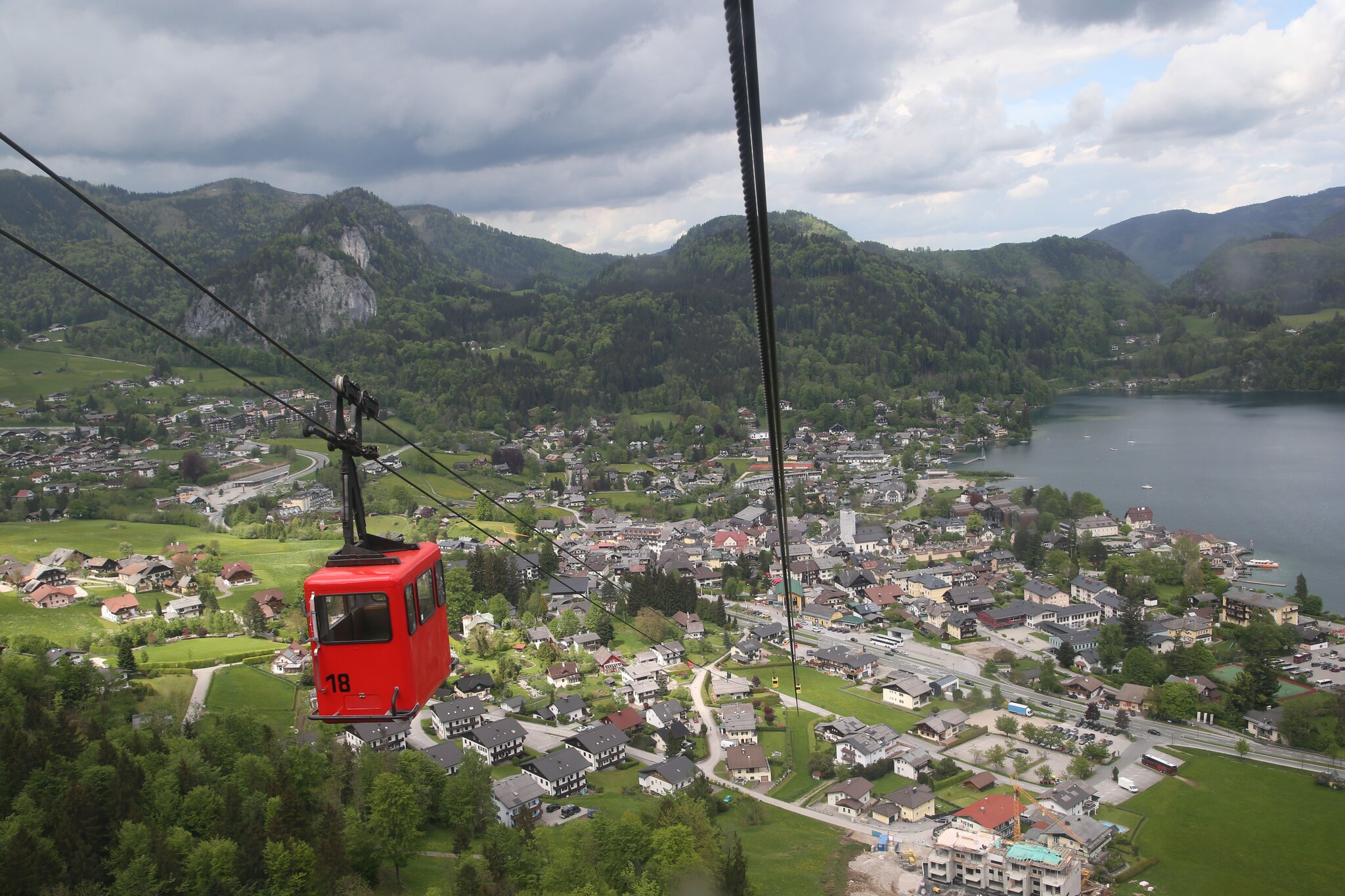 Lebensgefahr durch Hangrutsch: Berghang geriet in St. Gilgen ins Rutschen - Flachgau